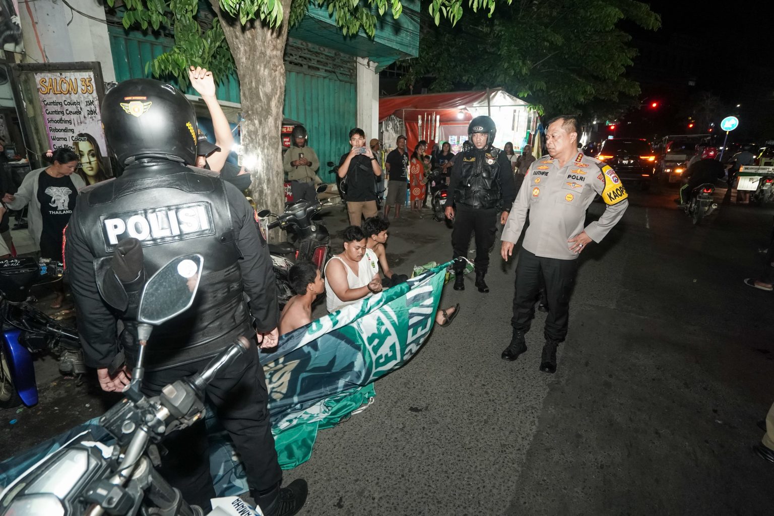 Polrestabes Surabaya Amankan Belasan Remaja Konvoi Tutup Jalan Saat ...